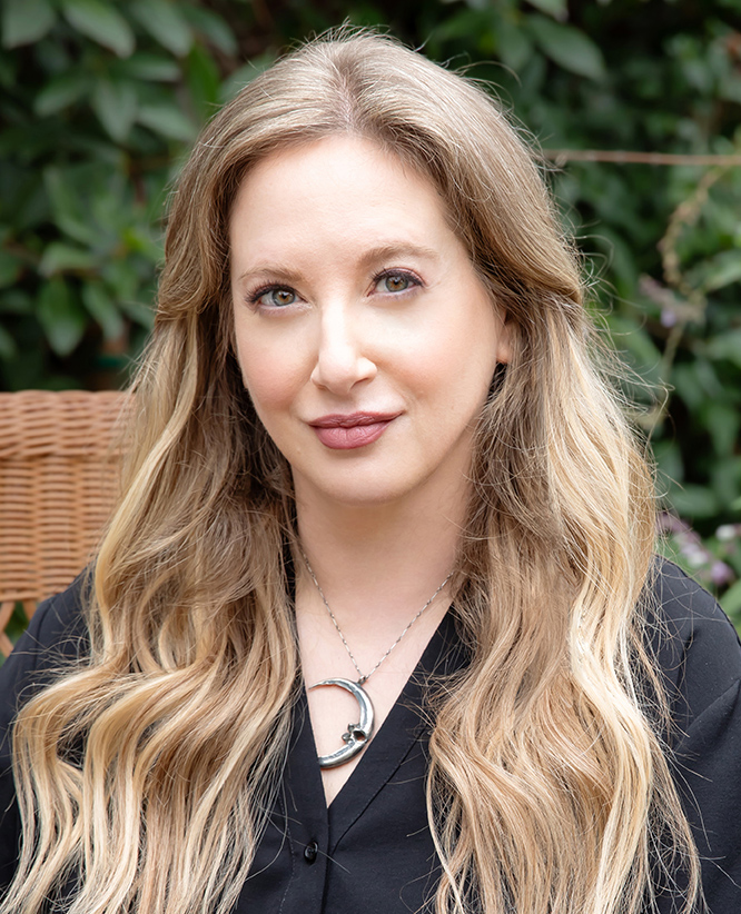 12/8 LADINO DAY | "The Familiar" with Author Leigh Bardugo - UW Stroum ...